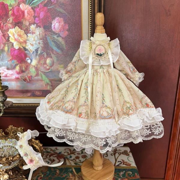 愛らしさとクラシカルな気品を兼ね備えた、BJDドール用ロリータ風ワンピース＆ヘッドドレスセットです。優しいベージュの生地に、絵本のようなうさぎ柄をあしらい、胸元のリボンとレースフリルがふんわりとした可憐さを演出します。裾には繊細なレースとフ...