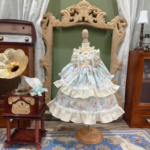 やさしいミントブルーに可憐な花柄をあしらった、BJDドール用ロリータワンピース＆ボンネットのセットです。アプリコット色のフリルを重ねたデザインが柔らかな立体感を生み出し、お人形をまるで絵本の中のプリンセスのように引き立てます。胸元の小さなリ...