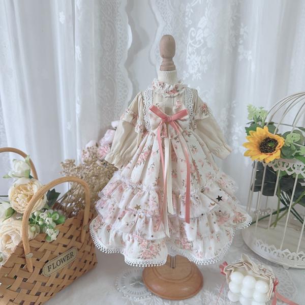 大切なドールを、やさしく可憐な「森のお姫様」に変身させてくれる、フリルたっぷりの小花柄ドレスセットです。淡いベージュとピンクの花柄が愛らしく、胸元にはシルキーなリボンをアクセントに。柔らかなコットン生地と繊細なレースの重なりが、ドールをふん...