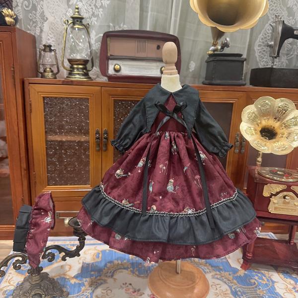 クラシカルで上品な雰囲気を纏う、ゴシックロリータ風ドールワンピースセットです。深紅とブラックのコントラストが印象的なデザインで、アンティークドールのような気品とミステリアスな魅力を引き立てます。袖口にふんわりとしたボリュームを持たせた長袖ブ...
