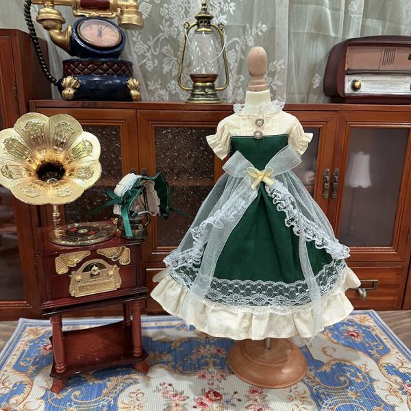 深みのあるボトルグリーンとアイボリーの組み合わせが上品な、クラシカルメイド風のBJDドール用ドレス＆ヘッドドレスセットです。ふんわりと広がるオーガンジーエプロンとリボン、裾にあしらわれた繊細なホワイトレースが優雅で、ヴィクトリアン調の雰囲気...