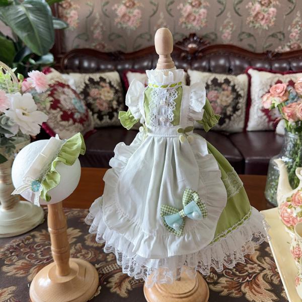 清楚で上品なメイド風デザインが魅力のBJDドール用ワンピース＆ヘッドドレスセットです。淡いグリーンのドレスにホワイトのエプロンを重ねたクラシカルな配色が、お人形を可憐でお嬢様のような雰囲気に演出します。胸元のレースと小さなリボン、裾のフリル...