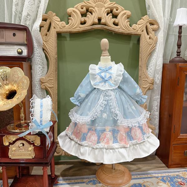 淡いブルーが美しい、お姫様のようなロリィタドレスセットです。ふんわり広がるスカートには繊細なレースとフリルが贅沢にあしらわれ、クラシカルで夢見るような雰囲気に仕上げました。胸元のクロスリボンとフリル襟が愛らしさを引き立て、白いオーガンジーの...