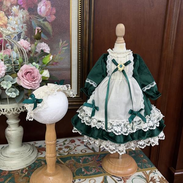深みのあるグリーンベロアと繊細なレースが美しく調和した、クラシカルなBJDドール服・ヘッドドレスの豪華2点セットです。ふんわり広がるレースのフリルと上品なホワイトエプロンが、まるでアンティークドールのような気品を演出。撮影会・展示・お部屋の...