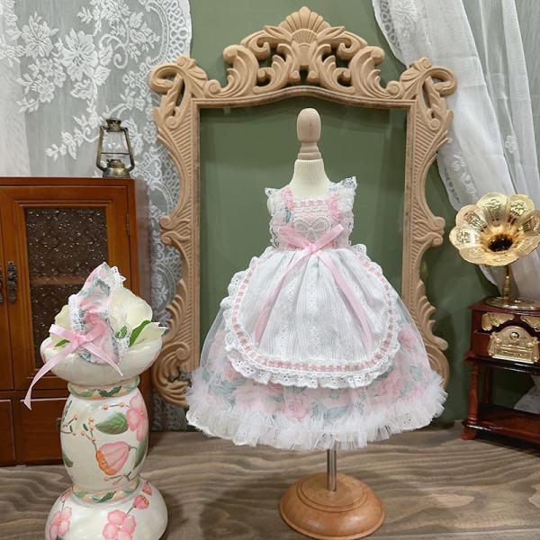 ふんわりと広がるシルエットが愛らしい、BJDドール用の小花柄レースワンピース＆ボンネットセットです。淡いピンクの花柄コットン生地に、透け感のあるホワイトレースとチュールを重ねたレイヤードデザイン。ノースリーブの肩には繊細なレースフリルをあし...