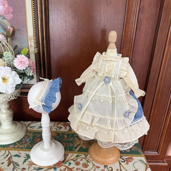淡いアイボリーとブルーの組み合わせが上品で可憐な印象を与える、クラシカルロリータ風のBJDドール用エプロンドレスセットです。胸元と袖口には繊細なレースフリルをたっぷりあしらい、ウエストやスカートには立体的な小花をデコレーション♪柔らかな素材...