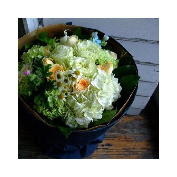 お花を贈るならおススメのラウンドタイプの丸い花束◆お花はBreezeにおまかせください。◆商品サイズ:直径×長さ　約23cm×30cm*生花のためサイズはあくまでも目安になります。◆花材：おまかせになります。*写真はあくまでもイメージです。...