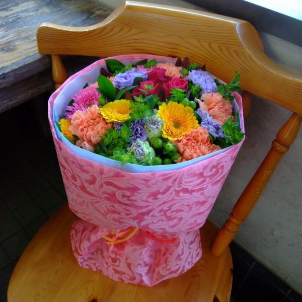お花を贈るならおススメのラウンドタイプの丸い花束◆お花はBreezeにおまかせください。◆商品サイズ:直径×長さ　約25cm×32cm*生花のためサイズはあくまでも目安になります。◆花材：おまかせになります。*写真はあくまでもイメージです。...