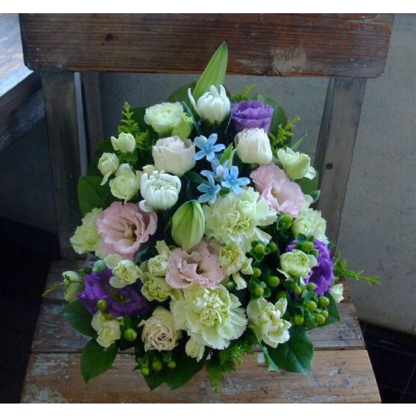 お供え、お悔やみ、枕花、命日、フォーネラル、お彼岸、お盆など◆お花はBreezeにおまかせください。◆商品サイズ:W×D×H　約28cm×25cm×30cm*生花のためサイズはあくまでも目安になります。◆花材：おまかせになります。◆容器：バ...