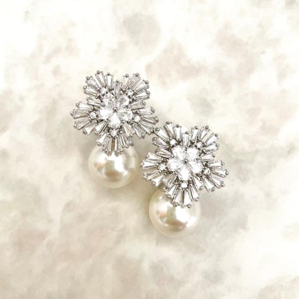 size    ：約3.0×2.2cmweight：5.5g(片方）material：ジルコニアストーン・真鍮・樹脂パール　大きめのジルコニアパールピアスです。お花のような、雪の結晶のようなとっても可愛いピアスです。存在感があり、華やかです...