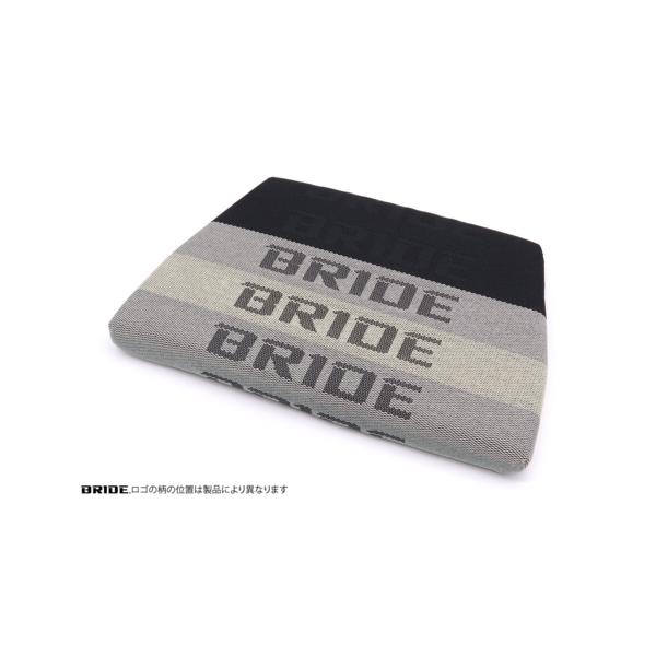 シートのリフレッシュに、または自分だけのカラーリングにドレスアップできるシートクッションです。ベルクロテープによりワンタッチで装着が可能です。※ロゴ柄の位置は製品により異なります。