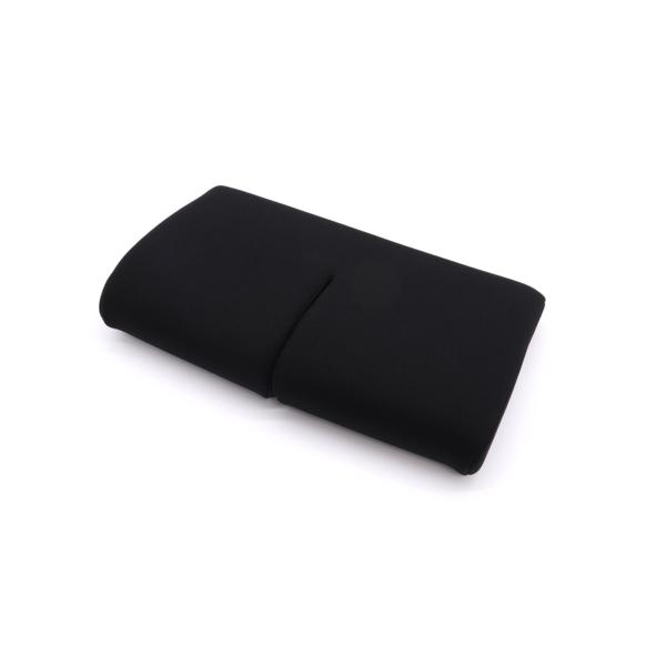 シートのリフレッシュに、または自分だけのカラーリングにドレスアップできるシートクッションです。ベルクロテープによりワンタッチで装着が可能です。※ロゴ柄の位置は製品により異なります。