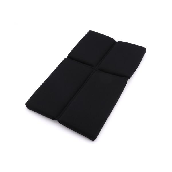 シートのリフレッシュに、または自分だけのカラーリングにドレスアップできるシートクッションです。ベルクロテープによりワンタッチで装着が可能です。※ロゴ柄の位置は製品により異なります。