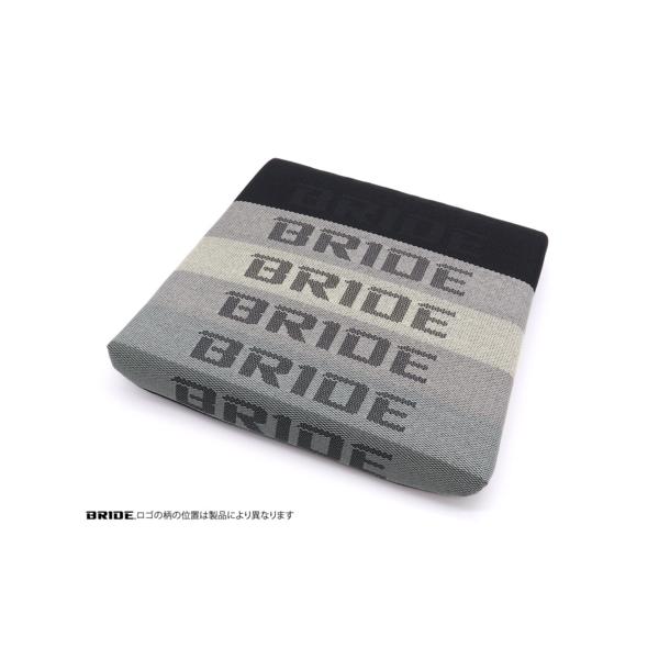 シートのリフレッシュに、または自分だけのカラーリングにドレスアップできるシートクッションです。ベルクロテープによりワンタッチで装着が可能です。※ロゴ柄の位置は製品により異なります。