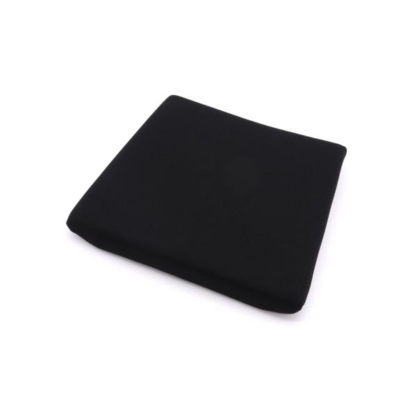 シートのリフレッシュに、または自分だけのカラーリングにドレスアップできるシートクッションです。ベルクロテープによりワンタッチで装着が可能です。※ロゴ柄の位置は製品により異なります。