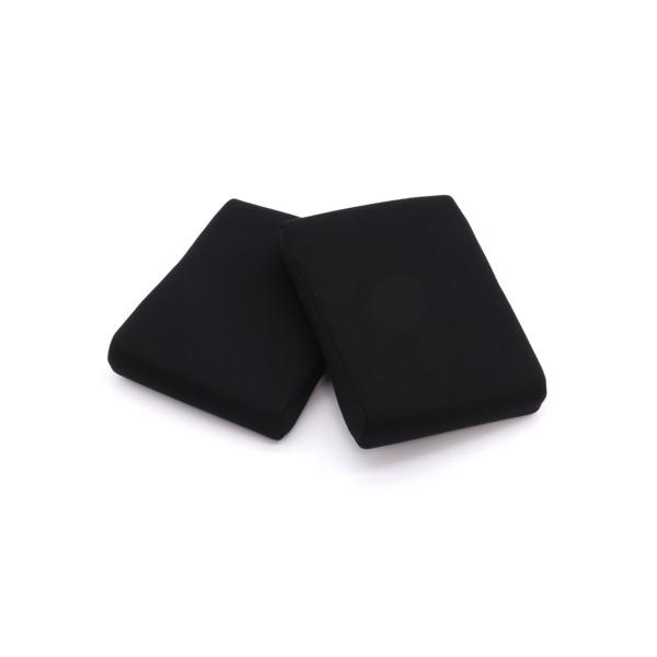 シートのリフレッシュに、または自分だけのカラーリングにドレスアップできるシートクッションです。ベルクロテープによりワンタッチで装着が可能です。※ロゴ柄の位置は製品により異なります。