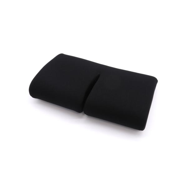 シートのリフレッシュに、または自分だけのカラーリングにドレスアップできるシートクッションです。ベルクロテープによりワンタッチで装着が可能です。※ロゴ柄の位置は製品により異なります。