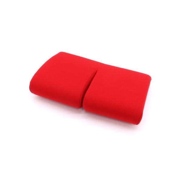 シートのリフレッシュに、または自分だけのカラーリングにドレスアップできるシートクッションです。ベルクロテープによりワンタッチで装着が可能です。※ロゴ柄の位置は製品により異なります。