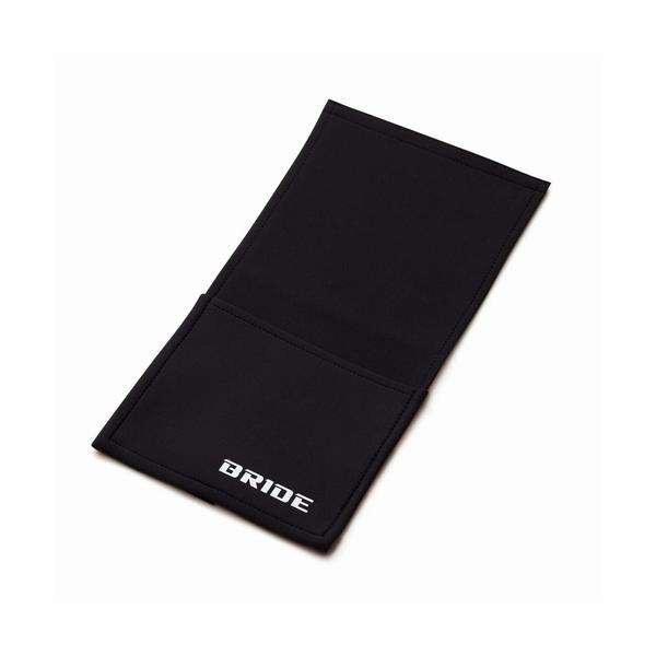 フルバケットシートの腿サポート部分に装着するポケットです。マジックテープがついてるため、簡単に取り外しが可能で、乗降時の表皮擦れからもシートを守ります。※レザー、スウェード調表皮にはマジックテープが付かないため使用できません。