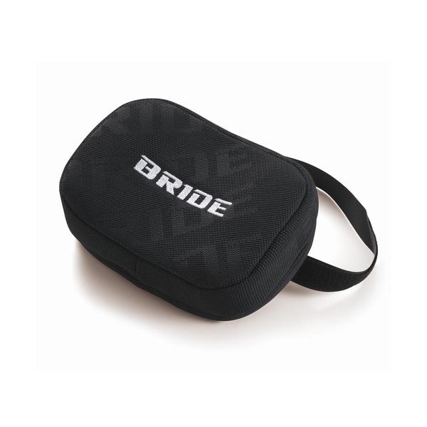 BRIDEシートに装着することで、首の負担を軽減します。シートへの取付は裏面にあるマジックテープまたはベルトで行います。BRIDEシート生地を表面に使用(ポリエステル)※シートを製造する工程で出る端材を活用しているためBRIDEロゴの入り方...
