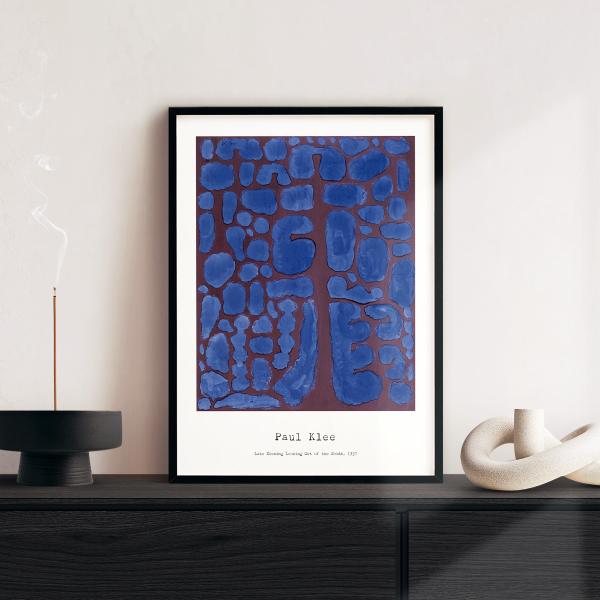 1937年に描かれた、パウル・クレーの絵画「Late in the evening, looking out of the woods」をデザインしたアートポスターです。お部屋やオフィスを鮮やかに彩り、コーディネートのアクセントに。ぜひ名画...