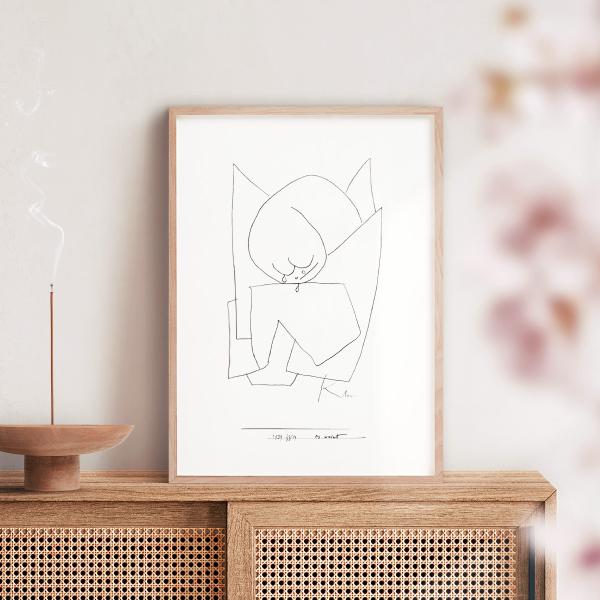 1939年に描かれた、パウル・クレーの絵画「es weint（泣いている天使）」をデザインしたアートポスターです。お部屋やオフィスを鮮やかに彩り、コーディネートのアクセントに。ぜひ名画の世界をお楽しみください。マット調の微塗工が施された用紙...