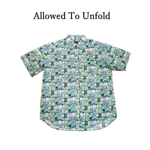 ALLOWED TO UNFOLD/アロウドトゥアンフォールドから、2025年夏新作、リゾートプリント パッチワーク風 半袖シャツのご紹介です。数種類の異なるリゾート感溢れる柄域がパッチワーク状にプリントされた生地が特徴的なレギュラーカラー...