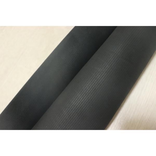 ■商品詳細毛足が短くしっとりとした質感のヌバック 上品なストライプが型押しされたエンボス加工です加工：ヌバックなめし：クロムなめし厚さ：1.2ミリmm革の種類：牛革手触り：ソフト状態：ムラがあります形状：半裁一枚革