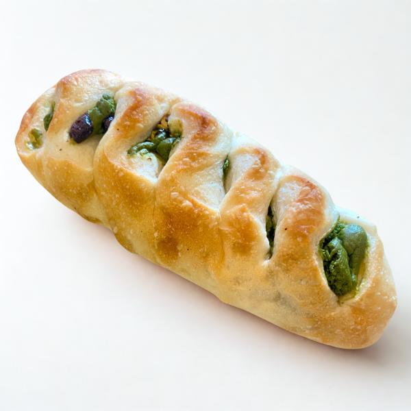国産小麦で作った柔らかめのフランスパン生地に、宇治抹茶を使用した濃い抹茶クリームチーズとチョコレートをたっぷり包んで焼き上げました。大きさは約20センチ程のパンです。（1個入り）