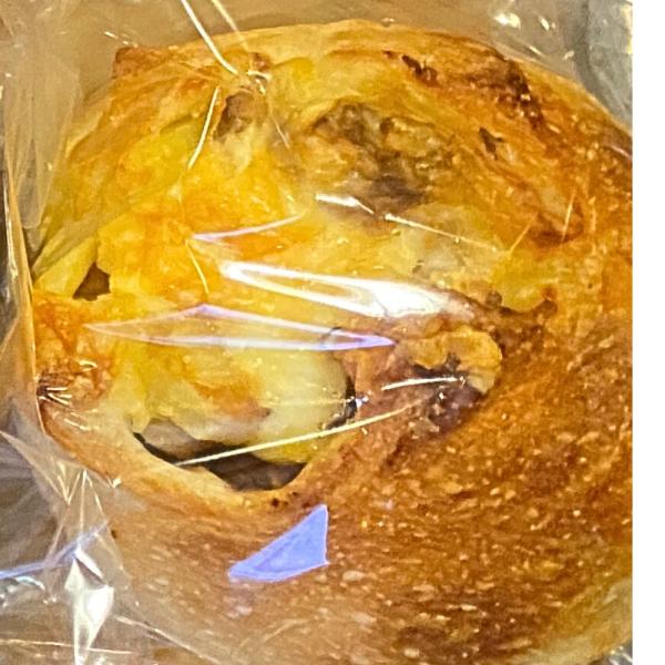 国産小麦で作ったもちもちの生地にたまり醤油に漬け込んだクリームチーズとセミドライトマトと北海道産じゃがいもを包み込みマヨネーズで味付けをした贅沢なパンです！