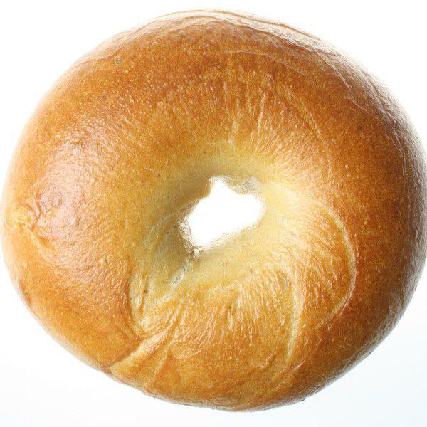 プレーンベーグル特有の風味の豊かさと噛みごたえが特徴のベーグルです。サーモンやクリームチーズをサンドしたり少しトーストしてそのままでも美味しくお召しあがり頂けます。