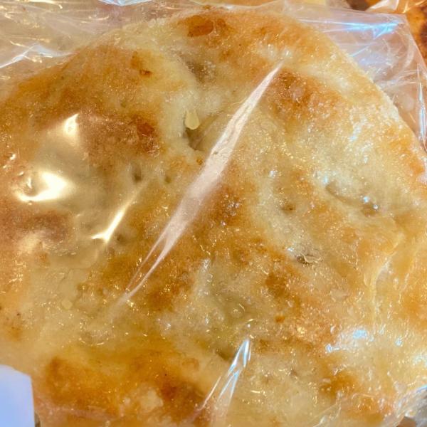 国産小麦で作ったもちもちの生地を平に伸ばし、国産発酵バターとグラニュー糖をかけて焼き上げました。シュガーバターの甘さと、もちもちの生地の組み合わせが最高です。（直径約15cmほどです）