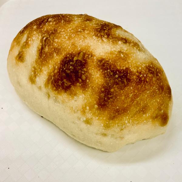 国産小麦で作ったプレーンなもっちりした生地に甘く煮た黒豆を包んで焼き上げました。