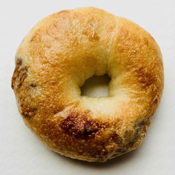 国産小麦を使用して作った生地に、イチジクとクルミを包んで焼き上げました。