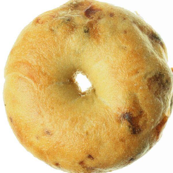 角切りチーズとラムレーズンを巻き込んで焼きました。意外な組み合わせがおいしいと大人気です