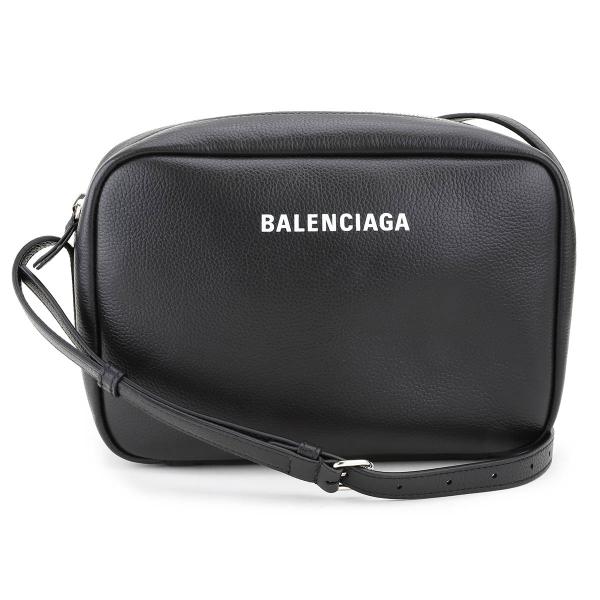 【発売日：2025年05月15日】シンプルなフォルムにアイコニックなレターロゴをあしらったスタイリッシュな「EVERYDAY MEDIUM CAMERA BAG」。上質なレザーを使用し、長財布・キーケース・スマホなどの荷物が出し入れしやすく...