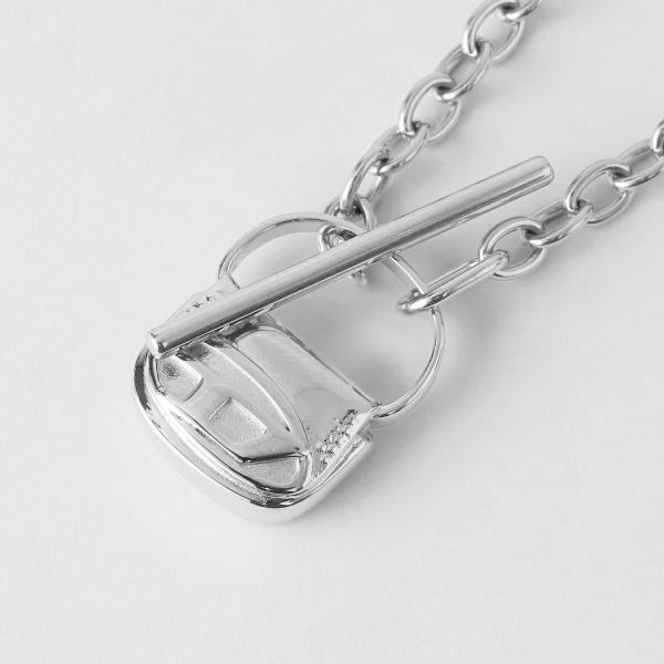 ディーゼルを象徴する1DRバッグのチャームをあしらった、存在感のあるステンレススチール製ネックレス。ミニマルなデザインながら、ブランドらしいエッジの効いたアクセントが光ります。着脱しやすいトグル式の留め具を採用し、艶のあるシルバートーンが首...