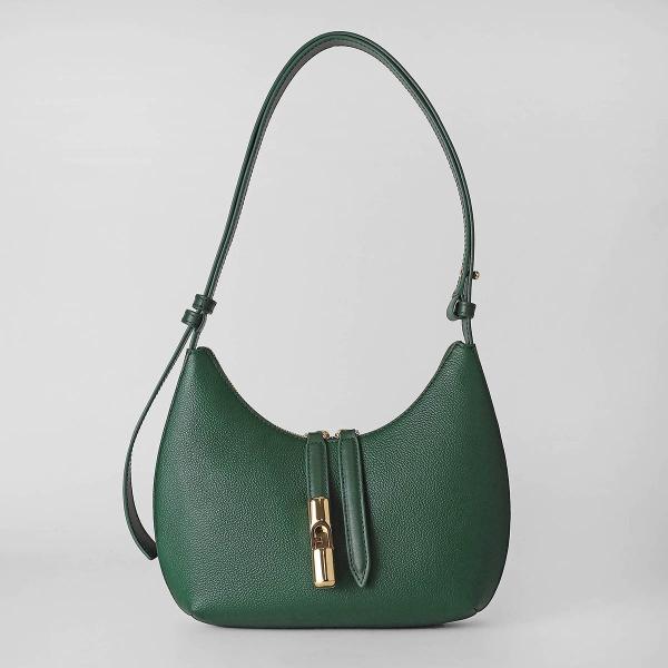 シボ加工が施された上質なレザーを使用した「ゴチャ ショルダーバッグ S」。洗練された印象のカーブラインのフォルムに、箔押しのロゴでさりげなくブランドをアピール。ファスナーパーツにもアイコニックなフルラアーチロゴをあしらった、細部までブランド...