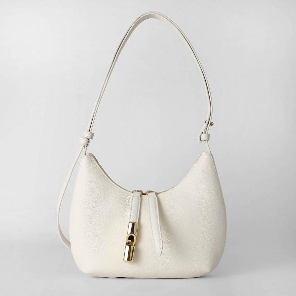 シボ加工が施された上質なレザーを使用した「ゴチャ ショルダーバッグ S」。洗練された印象のカーブラインのフォルムに、箔押しのロゴでさりげなくブランドをアピール。ファスナーパーツにもアイコニックなフルラアーチロゴをあしらった、細部までブランド...