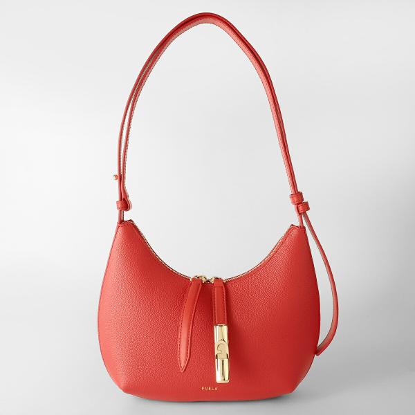 【発売日：2026年03月02日】シボ加工が施された上質なレザーを使用した「ゴチャ ショルダーバッグ S」。洗練された印象のカーブラインのフォルムに、箔押しのロゴでさりげなくブランドをアピール。ファスナーパーツにもアイコニックなフルラアーチ...