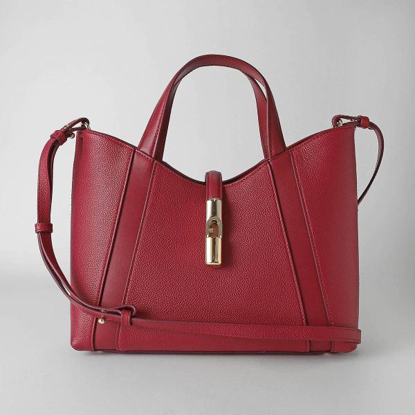 高級感のあるしなやかなスムースレザーを使用した「ゴッチャ トートバッグ S」。フルラアーチロゴをあしらった重みのあるメタルパーツが中央に付属し、華やかなデザインで安定した開閉をサポートします。出し入れのしやすさに加え、底マチ付きでしっかりと...