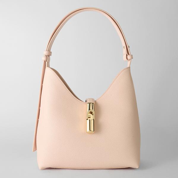 【発売日：2026年03月02日】高級感のあるしなやかなスムースレザーを使用した「ゴッチャ ショルダーバッグ S」。クロージャーベルトにはフルラアーチロゴをあしらった重みのあるメタルパーツが付属し、安定した開閉をサポートします。出し入れのし...