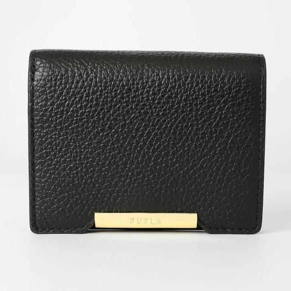 【発売日：2025年08月06日】上質なレザーに洗練されたディテールが光る、「GIADAシリーズ」の二つ折りウォレット。フロントにあしらわれたゴールドのブランドロゴ金具が、控えめながらもラグジュアリーな存在感を放ちます。コンパクトながらも紙...