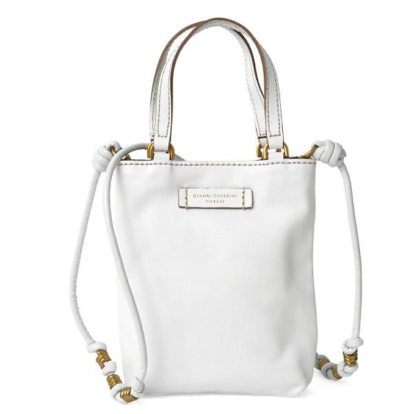 【発売日：2024年04月30日】スムースレザーを使用したミニバッグ。シンプルなシルエットに結び目（ノット）ディテールがあしらわれたストラップがエレガントな印象。マグネットクロージャ―タイプで安心感もありつつ、手荷物を楽に出し入れできます。...