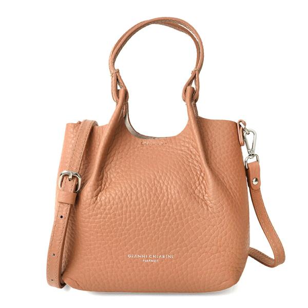 【発売日：2024年04月30日】一枚革を個性的なシェイプに仕立てた「DUA」シリーズのミニバッグ。最低限の必需品は収まるので、身軽にお出かけしたい場面などにうれしいサイズ感。エレガントなハンドバッグタイプに取り外し可能なストラップが付属し...