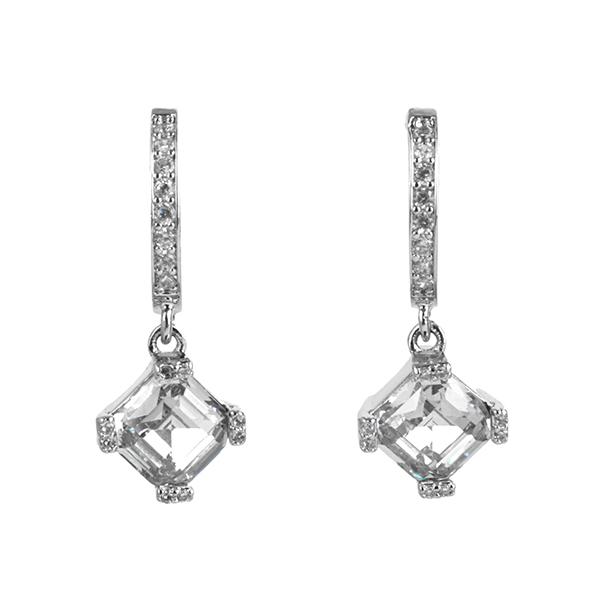【発売日：2023年01月19日】キュービックジルコニアがきらめくデザインが印象的な「ダズル ドロップ ハギー ピアス」。ファセットカットを施したストーンのドロップトップが華やかなアクセント。エレガントな装いから、普段のカジュアルスタイルま...