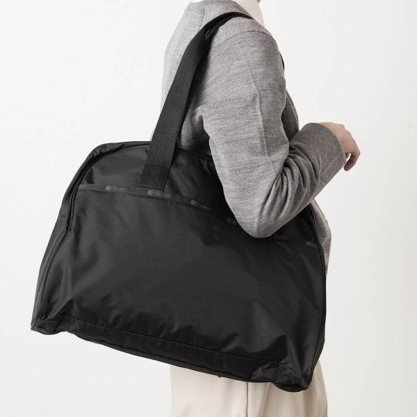 世代を問わず「レスポ」の愛称で人気のブランド「Lesportsac(レスポートサック)」の大容量ラウンド型ボストンバッグ。広い間口で荷物の出し入れがしやすく、PCやA4サイズが入るスナップボタン付きポケットや、大きめなファスナーポケット付き...