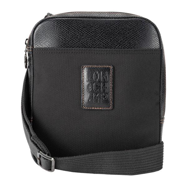 定番「ル・プリアージュ」ラインの特徴を持ちつつ、トラベルシーンにマッチするメンズアイテムへと昇華した「ボックスフォード」ラインのクロスボディバッグ。しっかりと厚みのある素材に艶のあるガンメタルカラーの金具がスタイリッシュな雰囲気を醸し出しま...