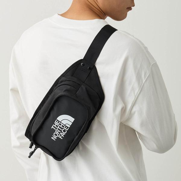アウトドアブランドとして地位を確立している「THE NORTH FACE」のボディパック。扱いやすいポリエステル素材にコントラストカラーのロゴプリントがワンポイントで施されたシンプルなデザインが魅力。コンパクトなフォルムながら、ペットボトル...