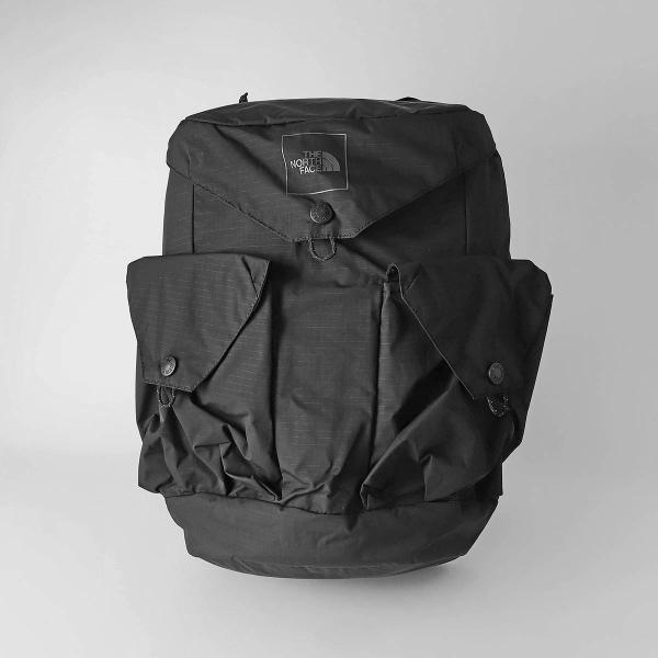 【発売日：2025年09月30日】アウトドアブランドとして地位を確立している「THE NORTH FACE」のバックパック。洗練されたスクエア型とヴィンテージ加工がオシャレで魅力的なアイテムです。PC収納も可能で尚且つ小物整理にぴったりな、...